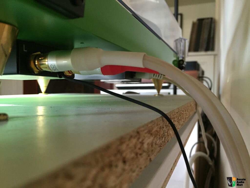 Pro-Ject Debut Carbon Turntable w/ upgrades in mint condition Photo ...